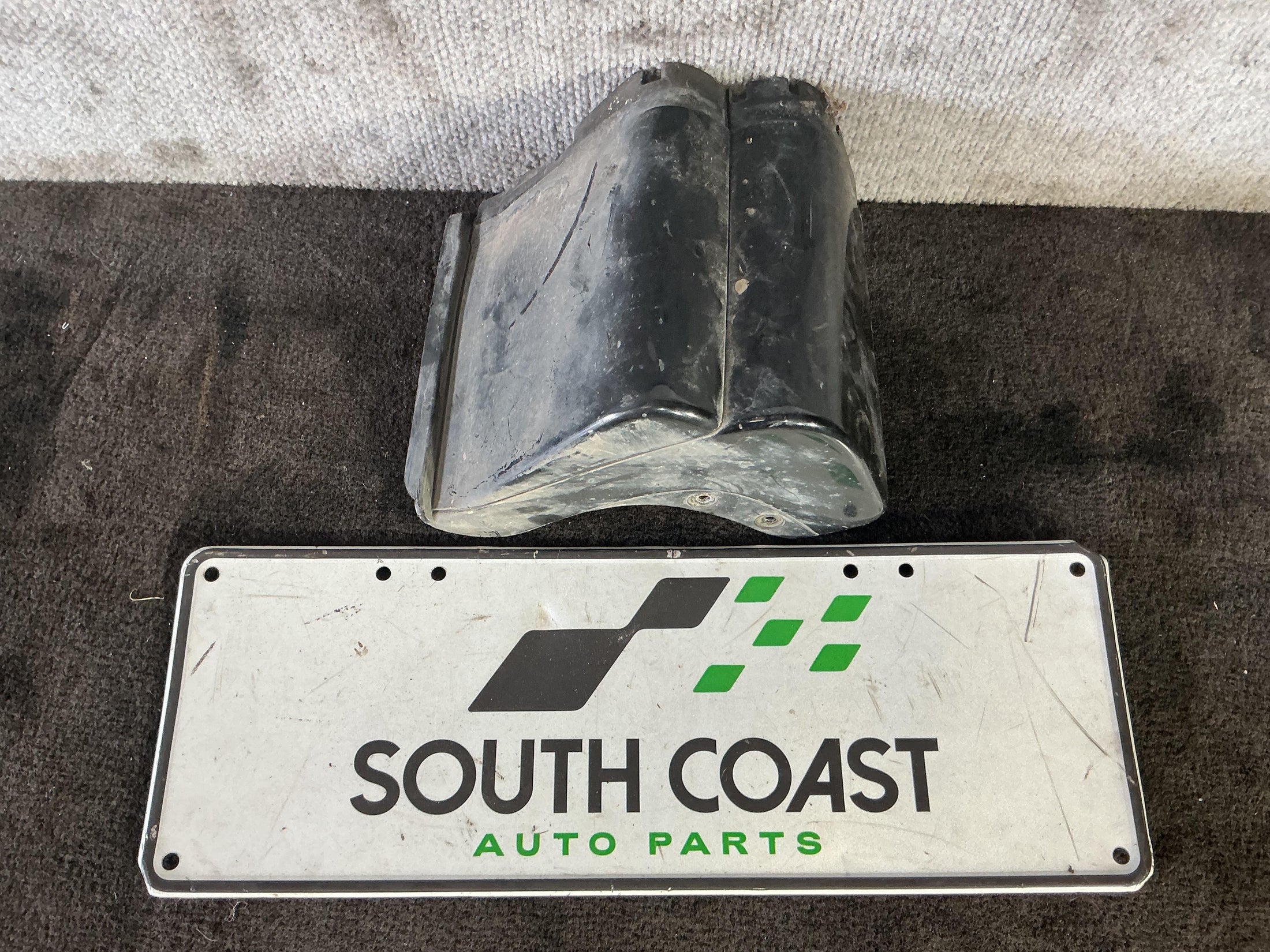 Holden Commodore VU 6H8VUK80F2L904753 Left Side Skirt End Cap 92078059 ...